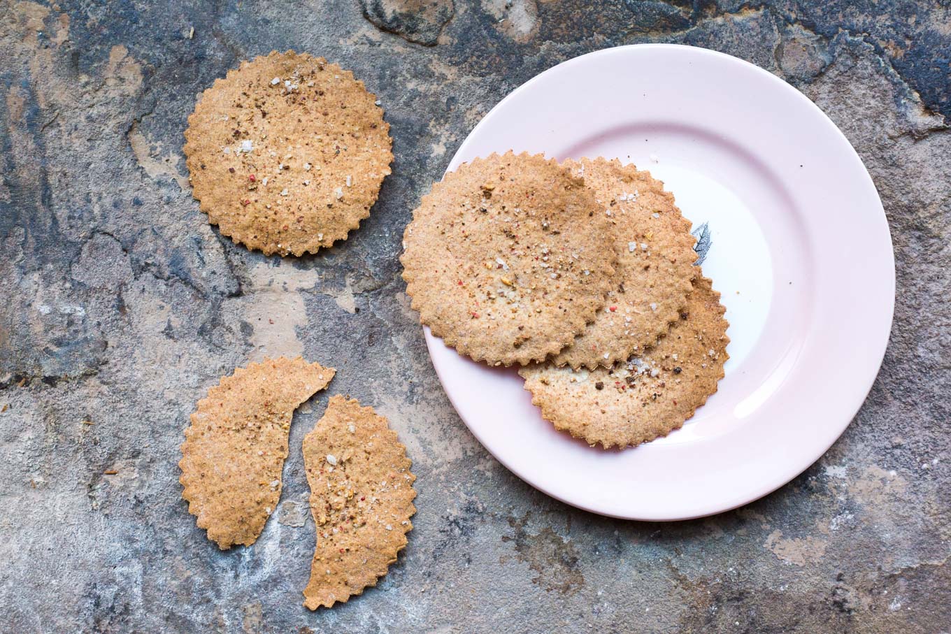 Sourdough spelt crackers with peppercorns • Delicious from scratch